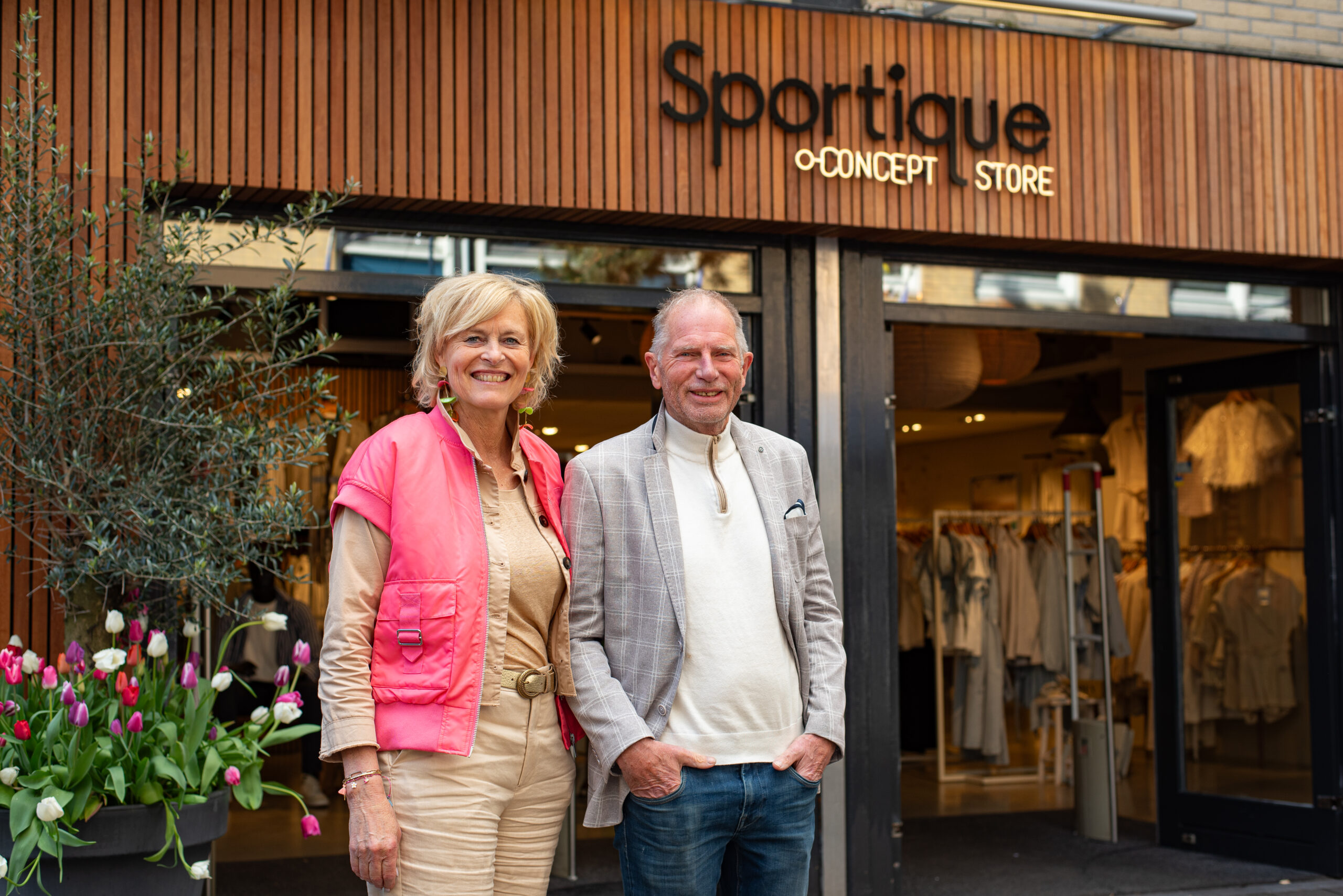 Sportique Concept Store doneert cheque aan MMM zorgboerderij - Stad in ...